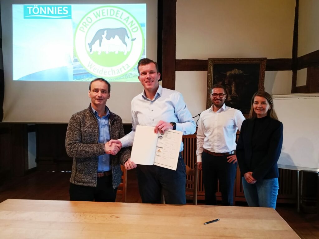 Tönnies unterzeichnet Weidecharta – Tönnies Agrarblog